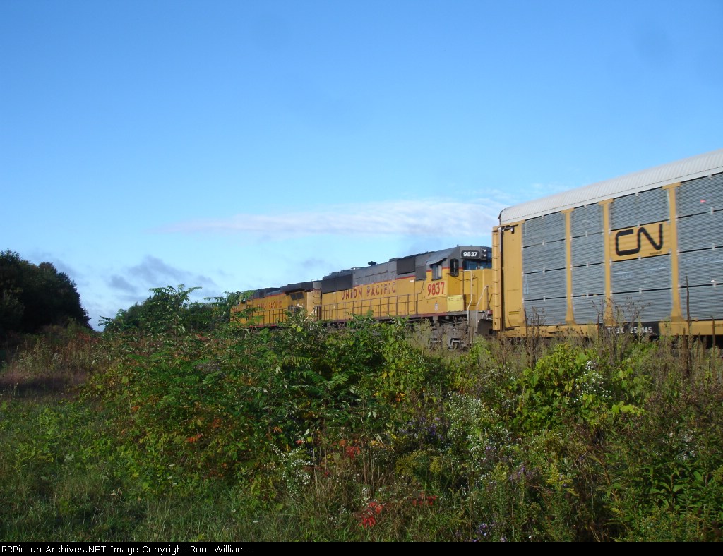 UP 9837 & UP 9650 WB on NS at M156
